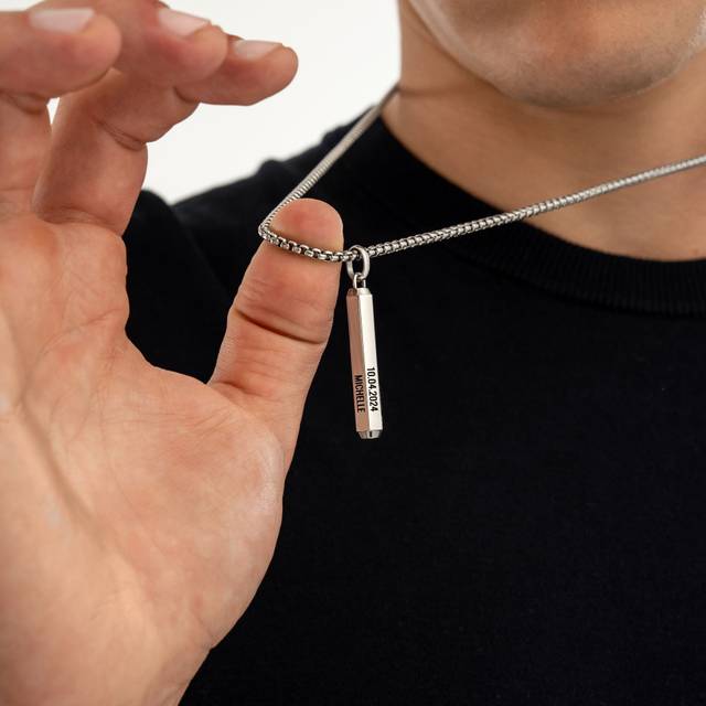 3D Hexagon Bar Gegraveerde Ketting voor Mannen in Roestvrij Staal | MYKA